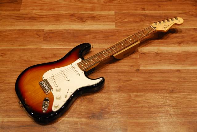 Review cây đàn guitar điện Fender Squier